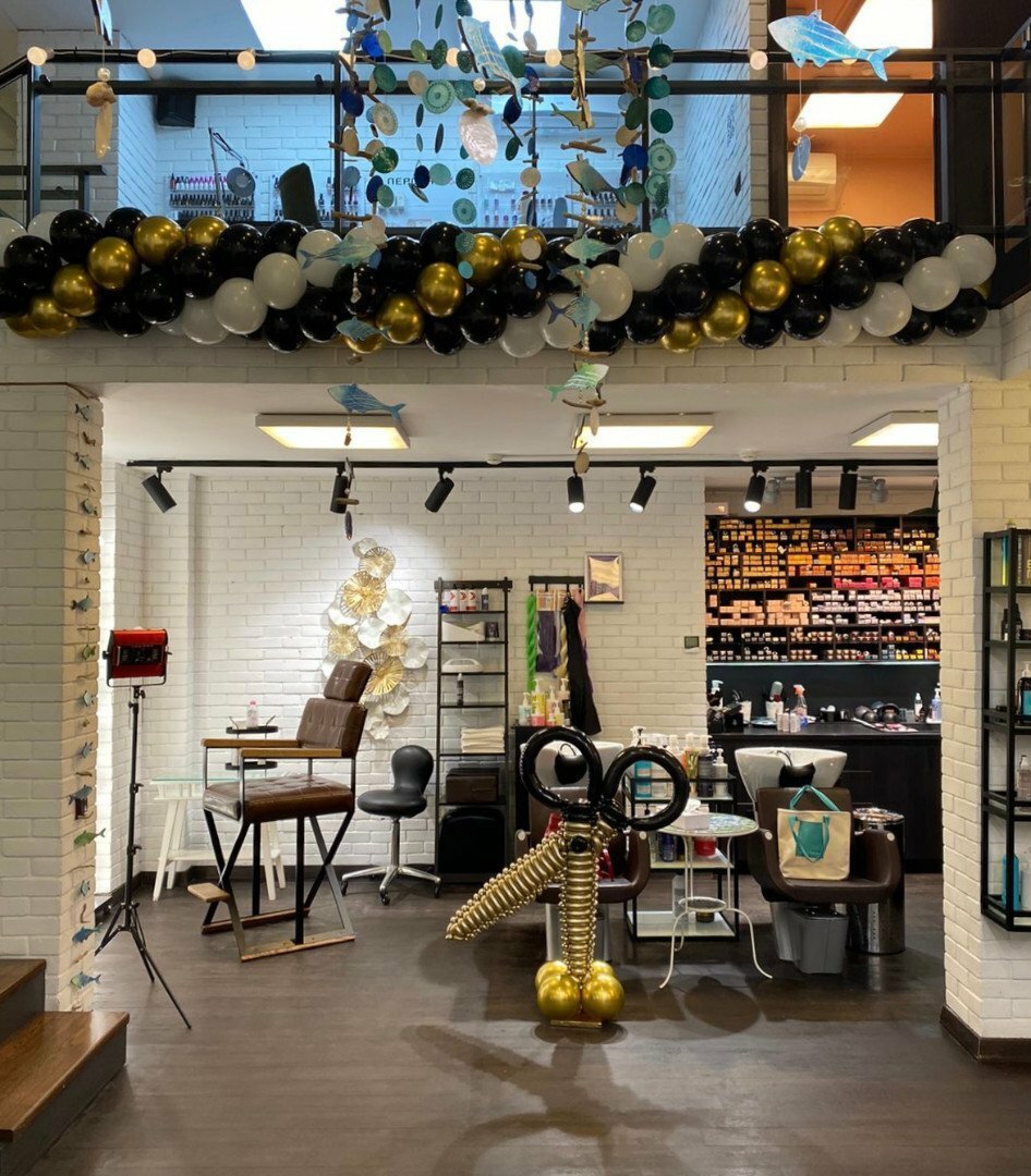 Украшение из шаров на открытие салона