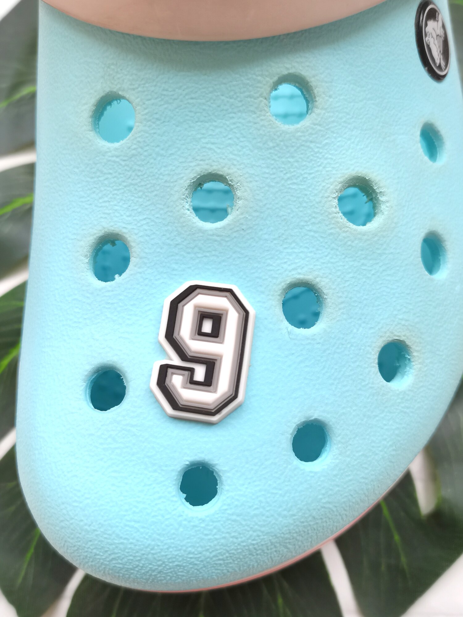Джибитсы Цифра 9 на crocs