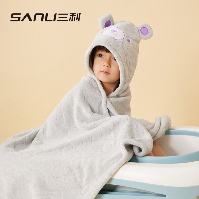 Новая детская накидка от Sanli Towel — это трехмерный мультяшный плащ с капюшоном, который дети могут использовать в качестве банного полотенца. Она изготовлена из кораллового флиса и представляет собой большой халат.