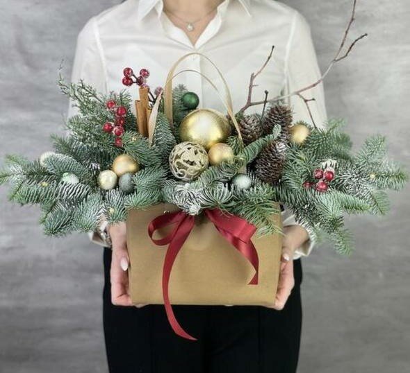 Новогодний букет из датской ели нобилис, композиция в сумочке