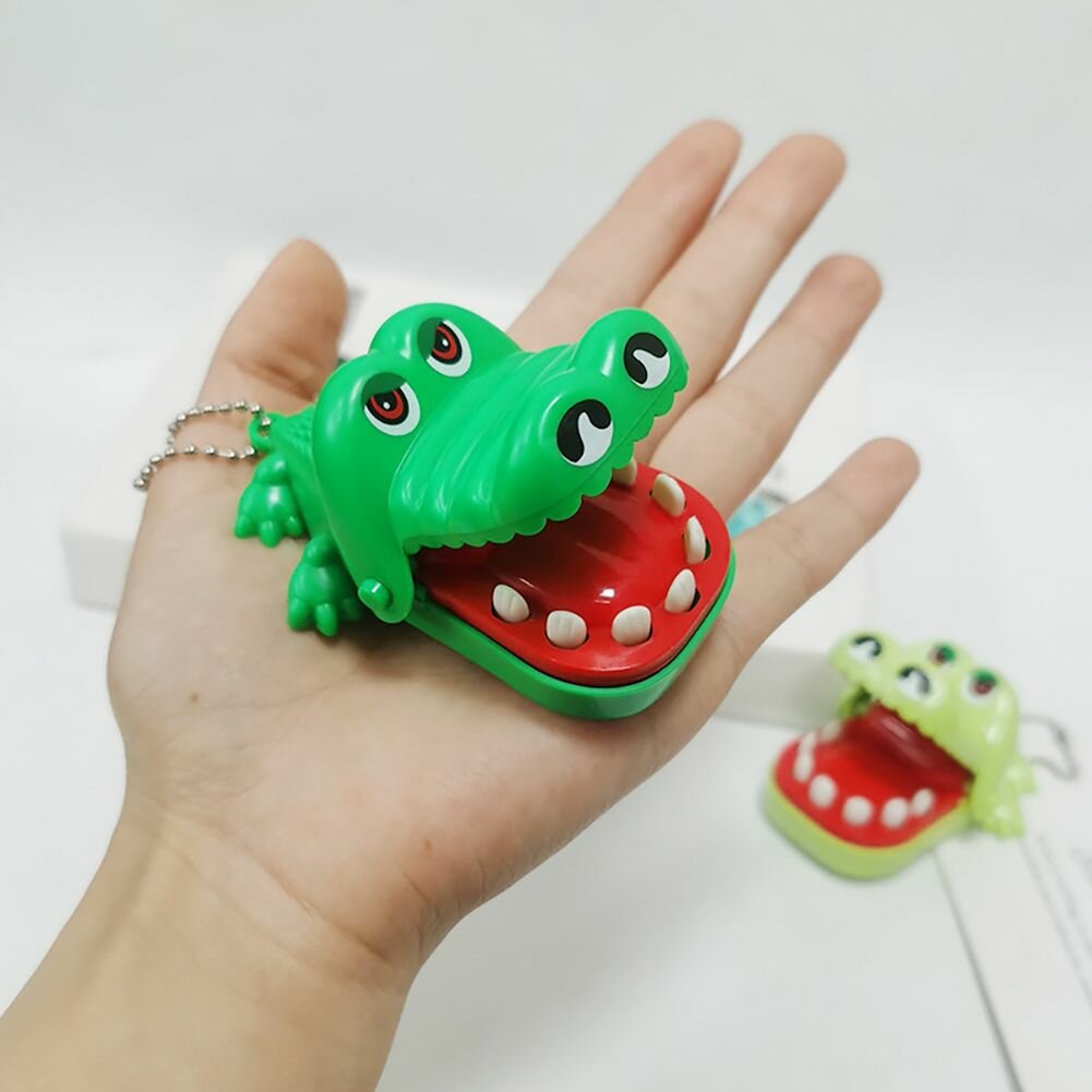 Мини игрушка брелок крокодил укусил с зубами, зубастик, ловушка, развивашка, случайный цвет 10 шт.