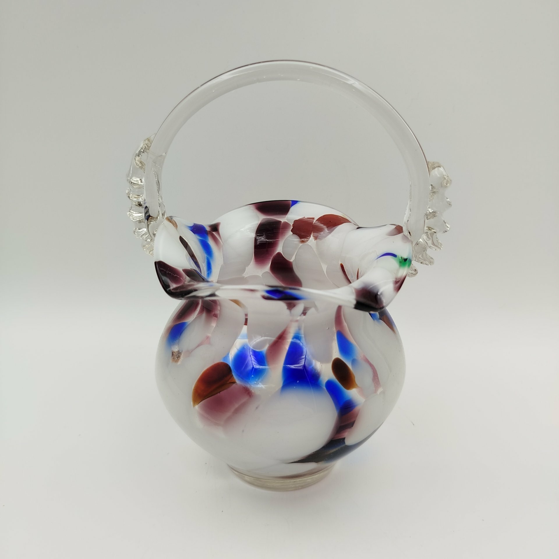 Конфетница в форме корзиночки в бело-лиловых тонах, стекло, гутная техника, СССР