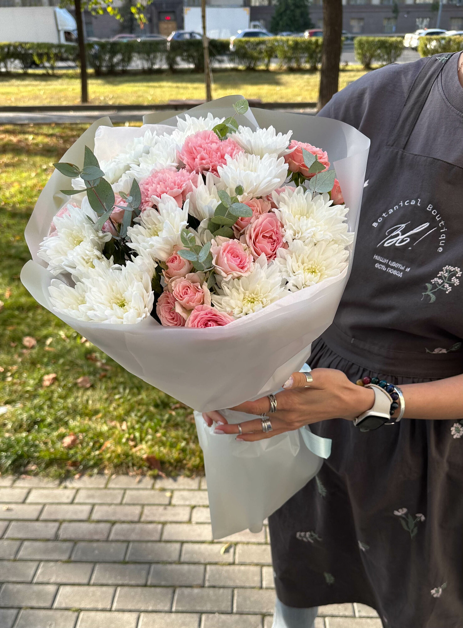 Букет из хризантем, гвоздики, кустовых роз и эвкалипта "Нежность", размер М