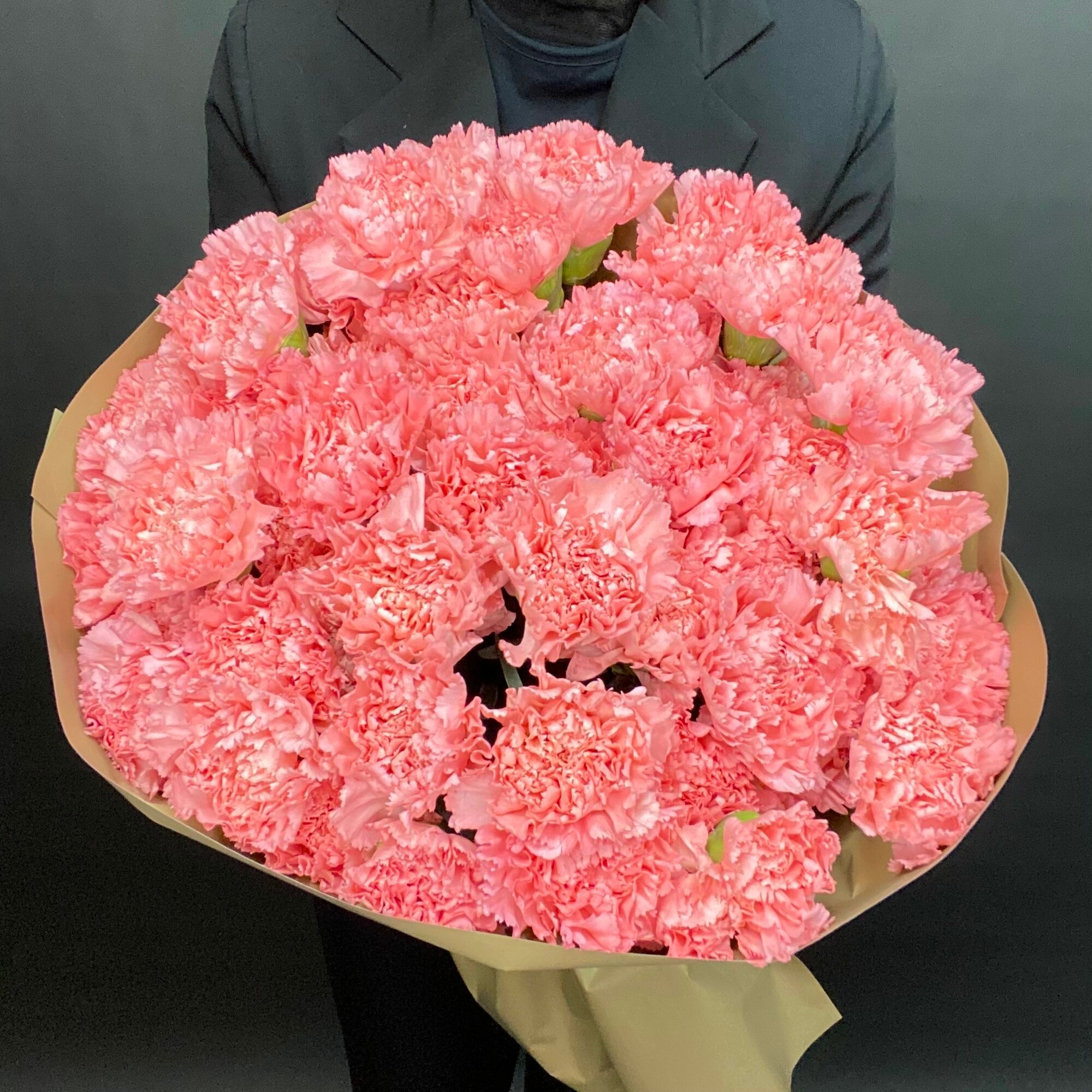 Розовые диантусы (51 диантус), высота букета 40 см, ширина 30 см