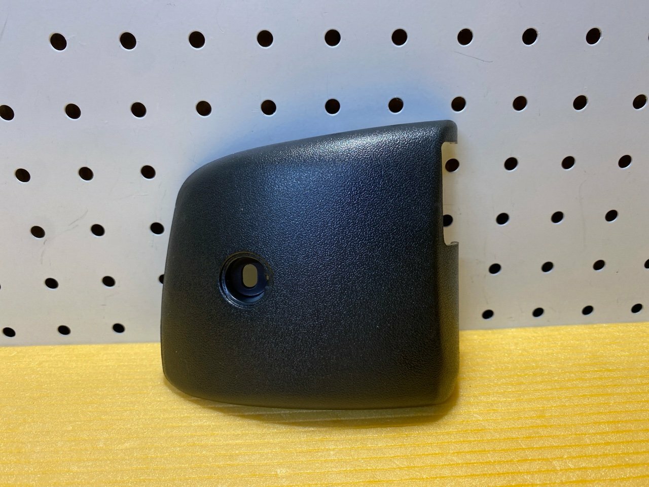 Накладка (заглушка) левой стойки лобового стекла кабины МАН ТГА ТГЛ ТГМ (MAN TGA TGL TGM)