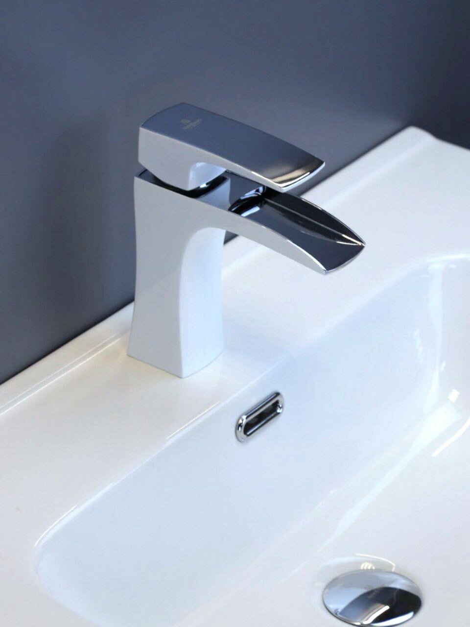 Смеситель для раковины в ванную с водопадным / каскадным изливом, белый / хром