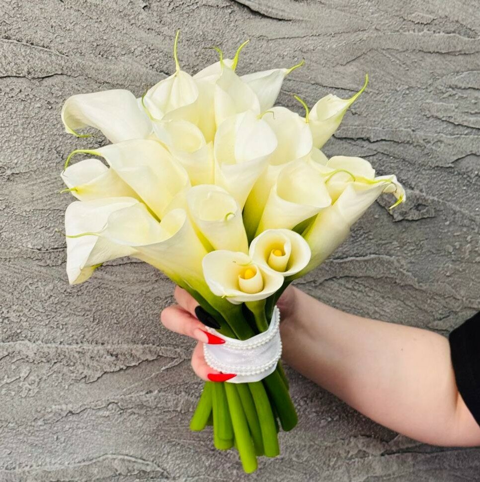 Букет невесты свадебный из белых калл. Цветы на свадьбу. Живые цветы каллы