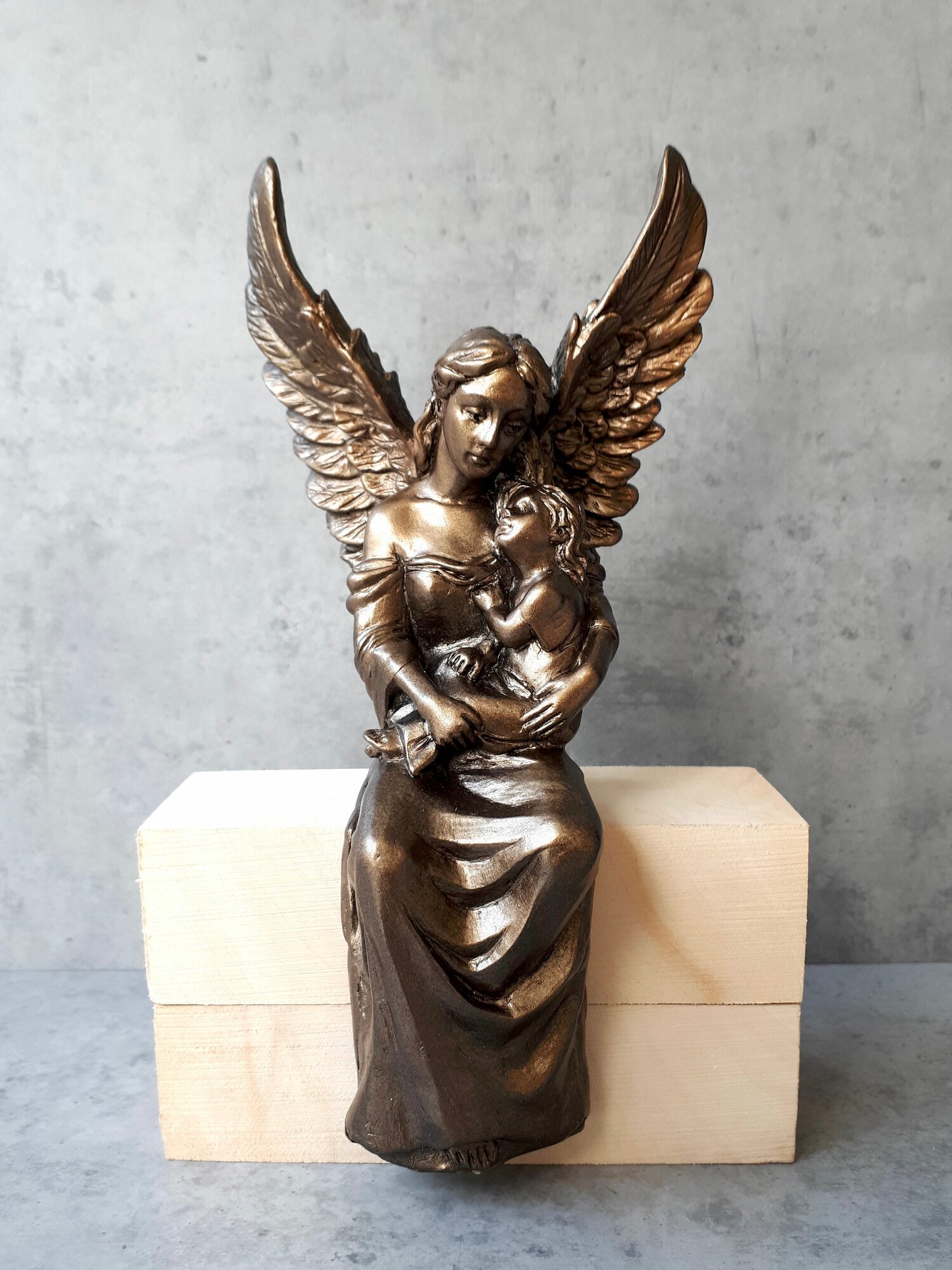 Статуэтка Ангел хранитель на полку. Высота 20см. Цвет белый. Гипс