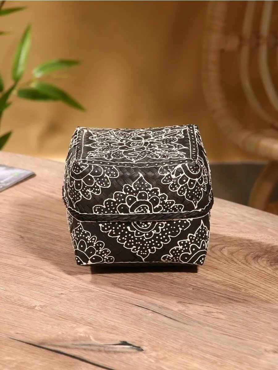 Стильная плетёная корзина из бамбука