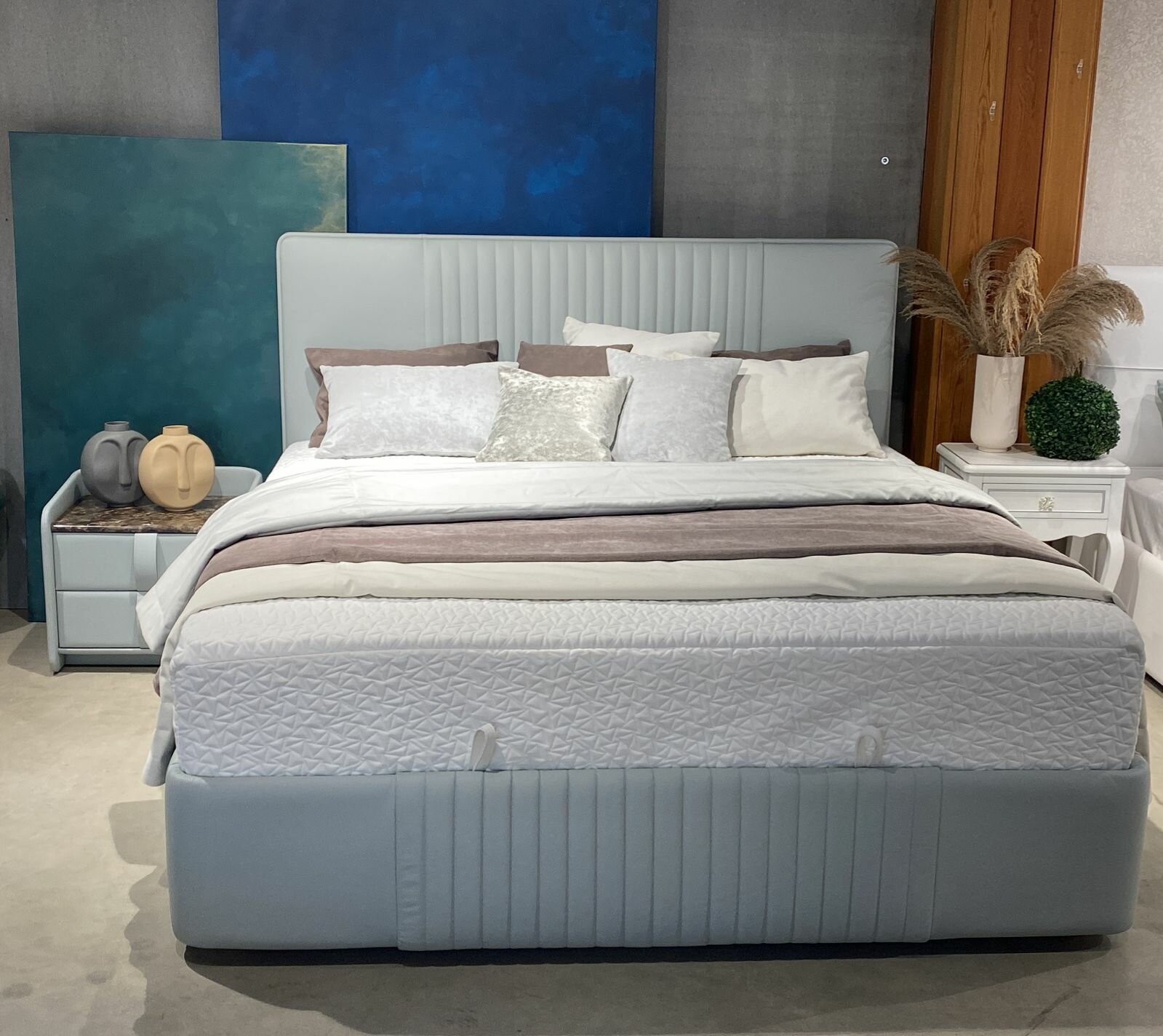 Кровать Тана 180*200 в натуральной коже (Италия) две тумбы Грасс, столешница Акрил.