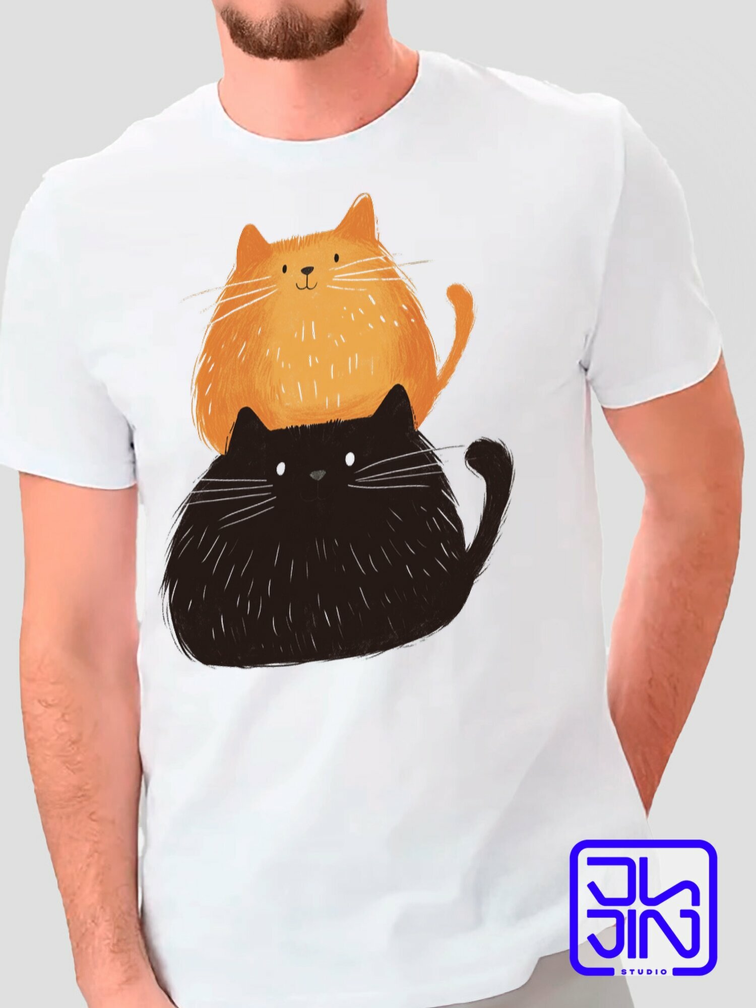 Футболка классическая мужская с авторским принтом Смешные веселые кошки черная пушистая и оранжевая рыжая оригинальные, белый хлопковый трикотаж с прикольным рисунком на груди