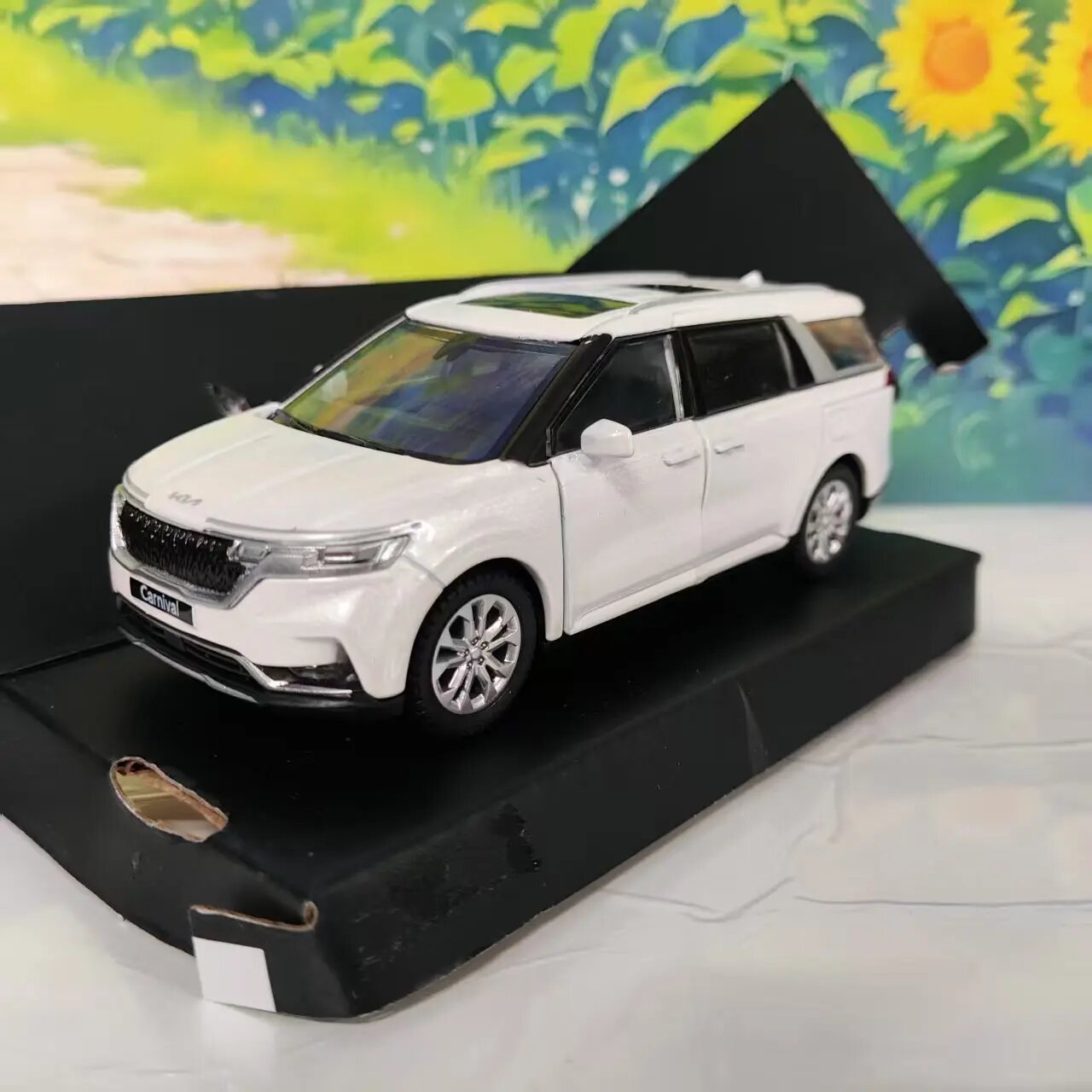 Модель автомобиля KIA Carnival 1:38 WELLY