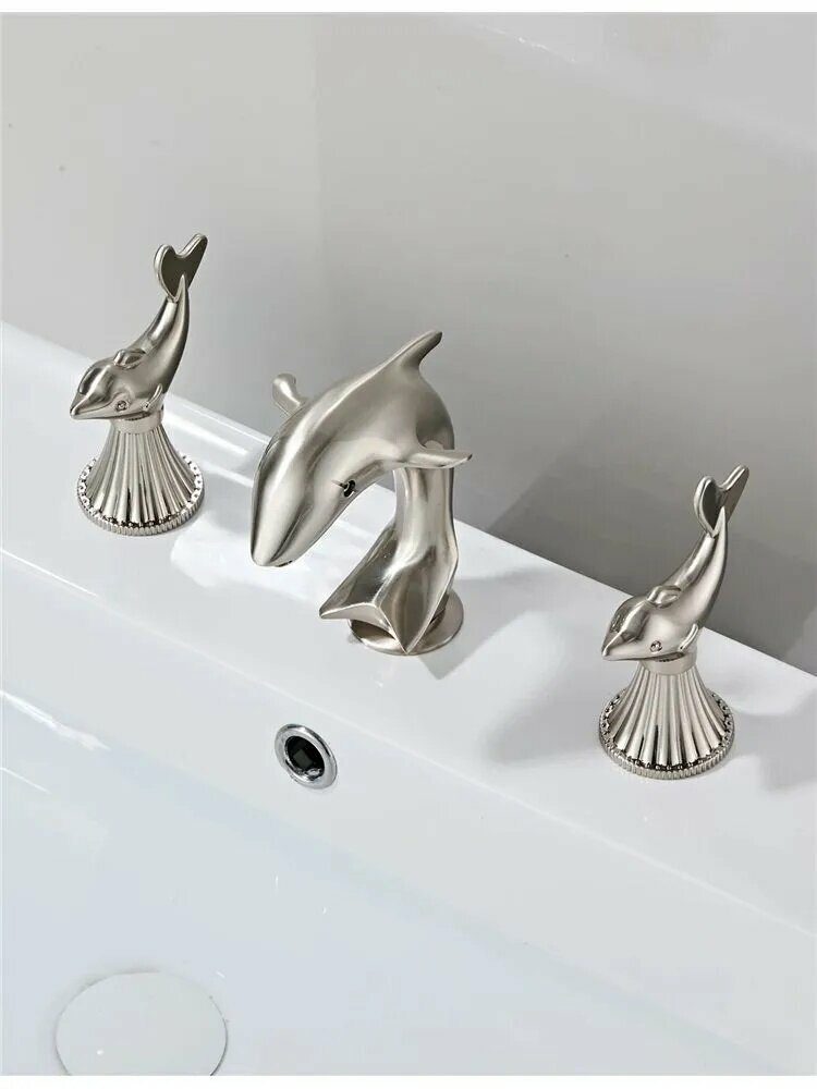 Смеситель для раковины на 3 отверстия, европейский стиль, в форме дельфина, двойная ручка из хрусталя, латунь, горячая и холодная вода, кран для раковины в ванной комнате