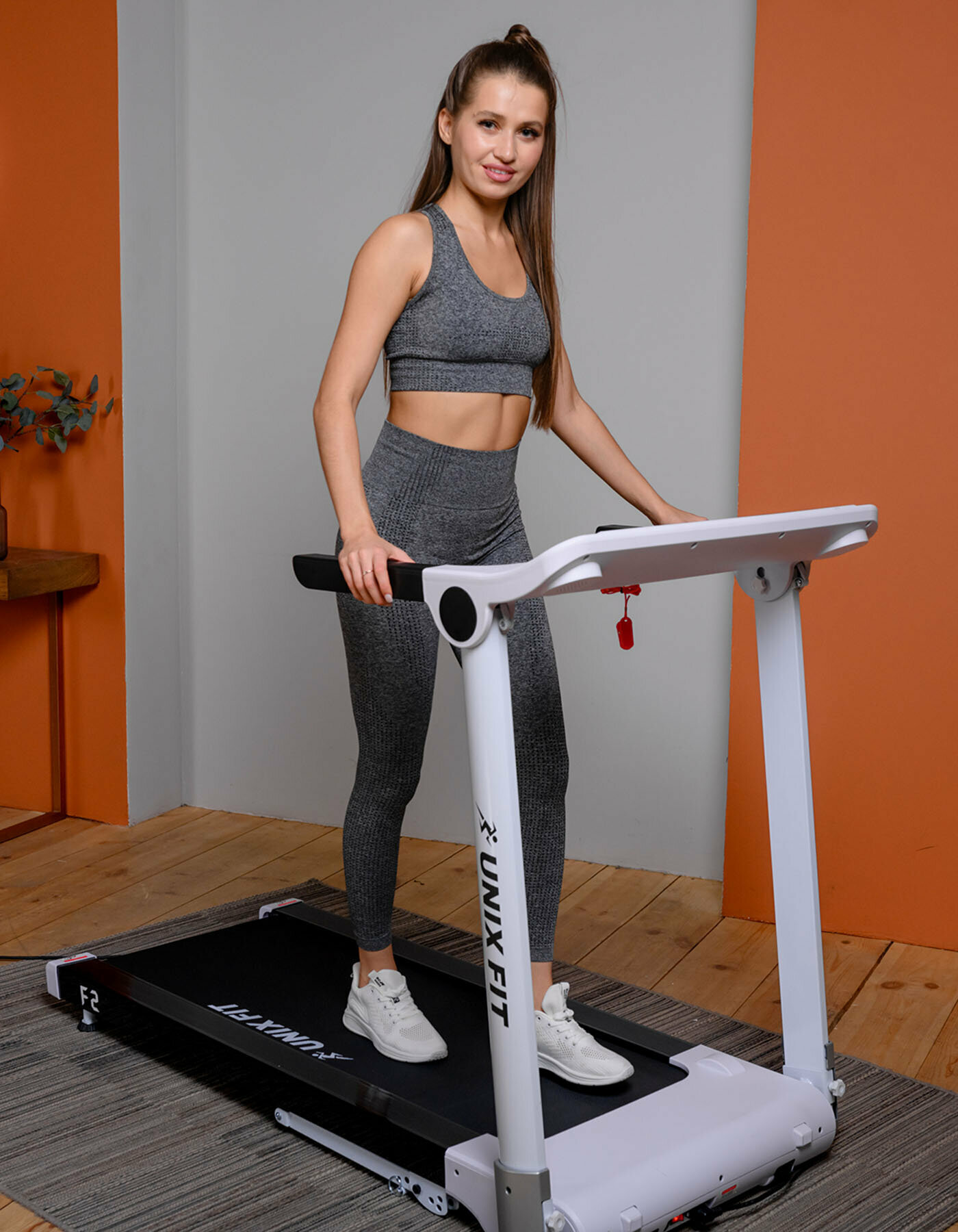 Беговая дорожка UNIX Fit высокотехнологичная F2 / Hi-tech F2 с бесконтактным управлением, мощность 3 л. с, для дома