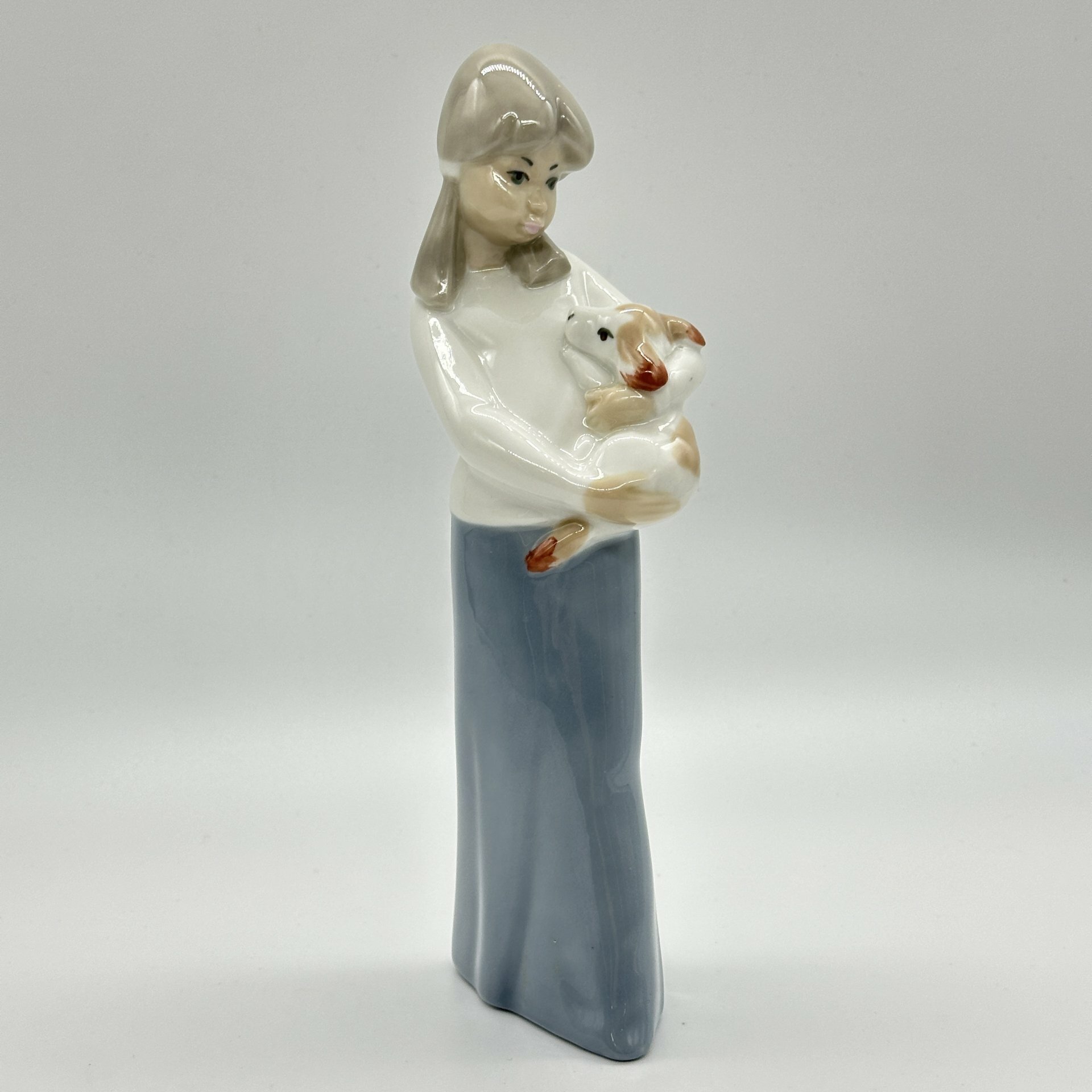 Статуэтка "Девочка со щенком на руках", фарфор, роспись, Casades, Испания, 1970-1990 гг.