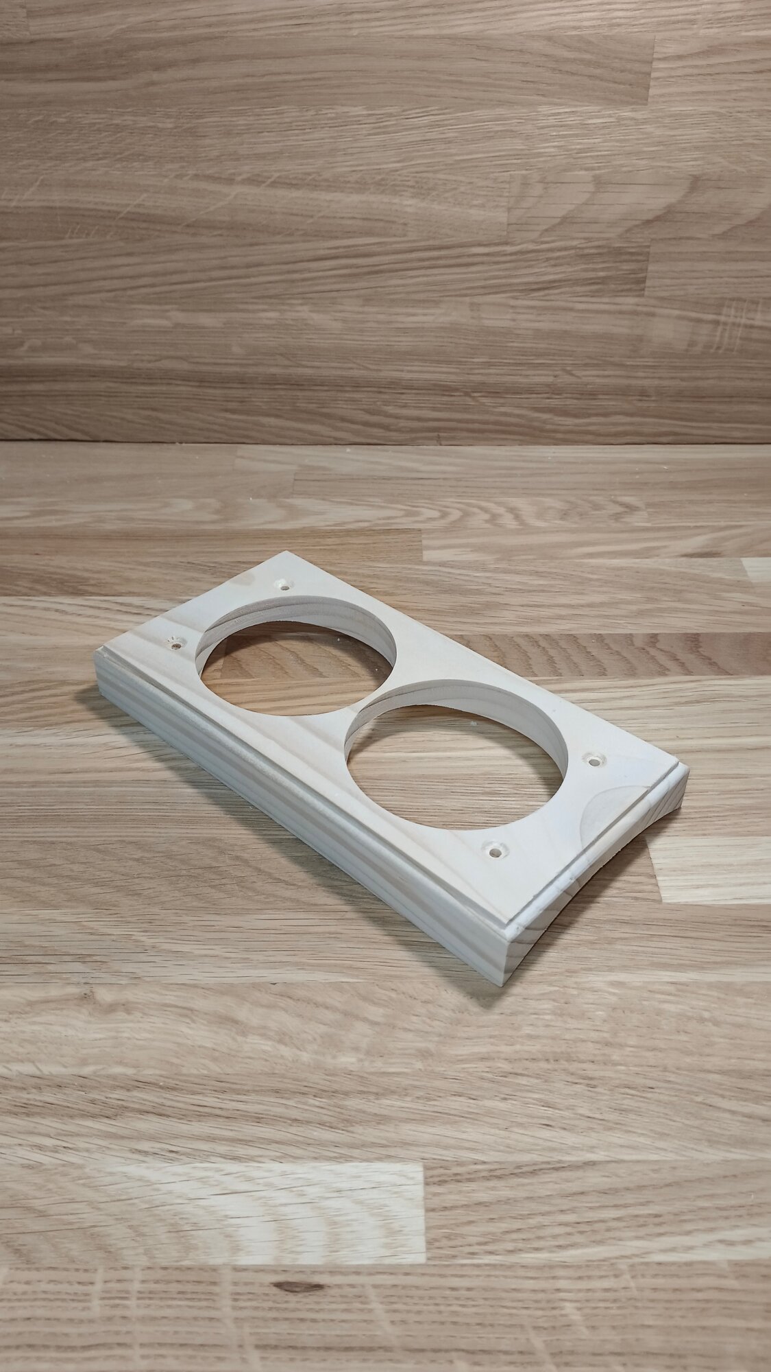 Накладка для внутреннего монтажа электропроводки на бревно, 2 поста, посадочное под расп. кор. 68мм. диаметр бревна 22-26 см. сосна