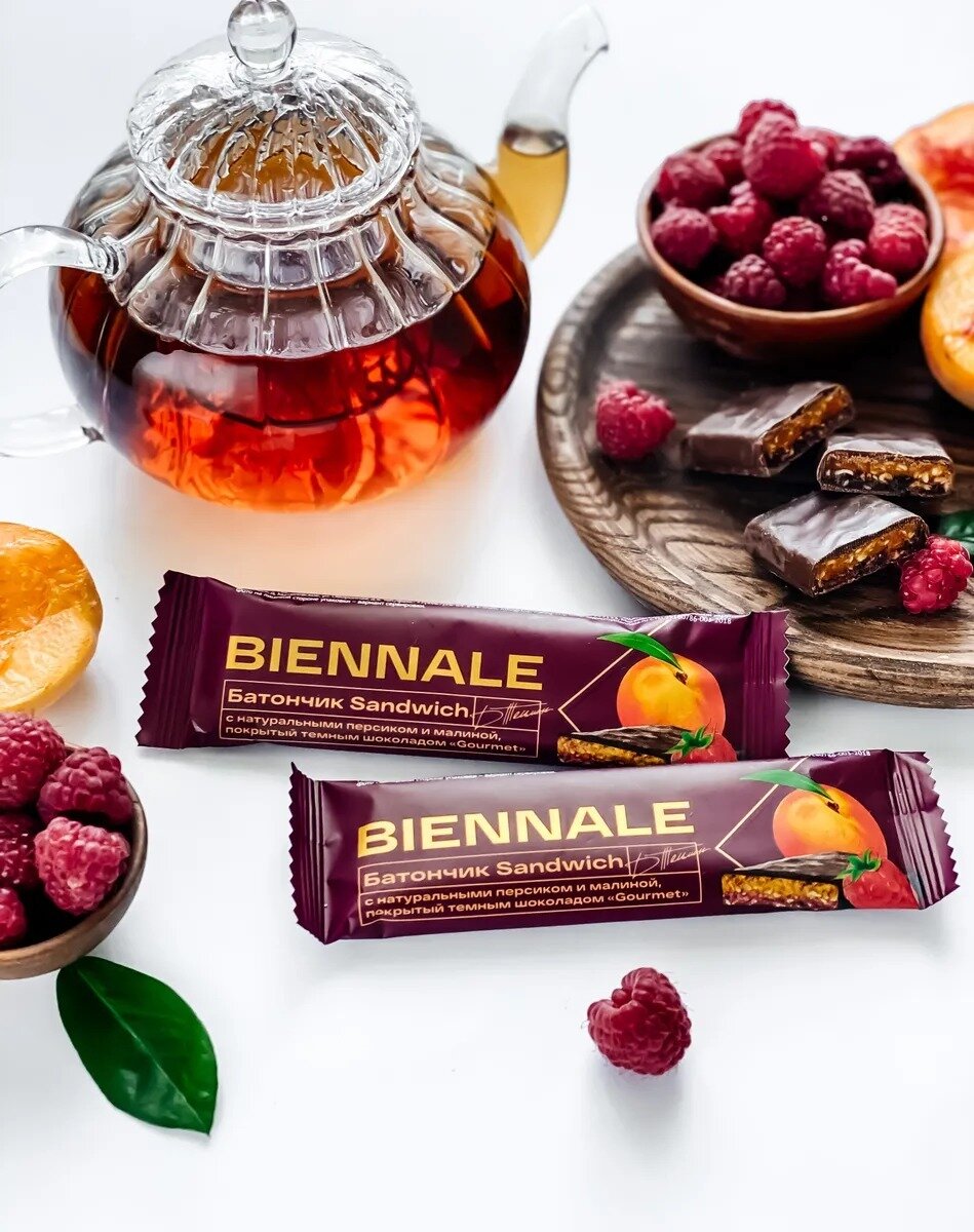 Фруктово-ягодный батончик в темном шоколаде BIENNALE Sandwich: Персик-Малина, 600г (40г*15шт)