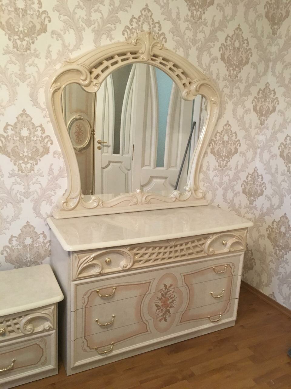 Комод с зеркалом Роза, цвет бежевый глянец, фабрики Диа Мебель, Россия.