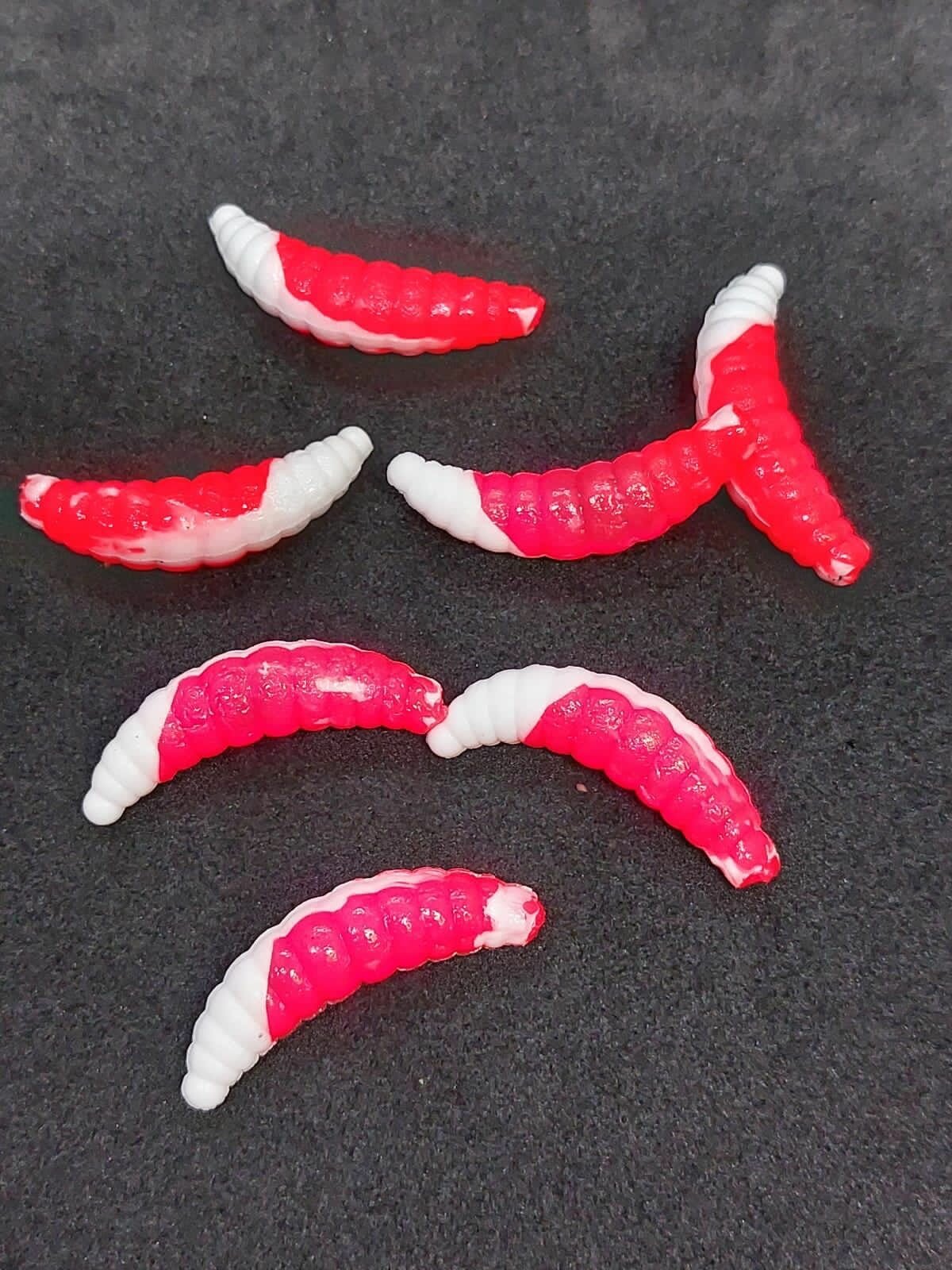 Форелевая силиконовая приманка Maggot 1.6. 38 мм. Белый красный