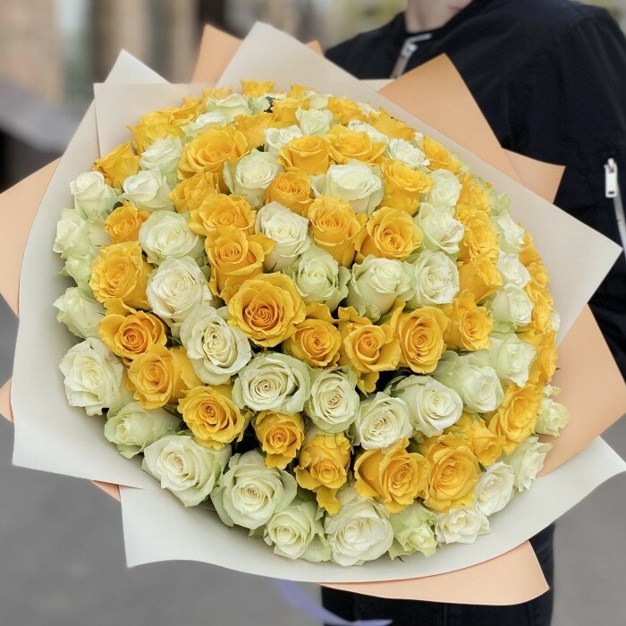 Авторский букет из 101 желтой и белой розы