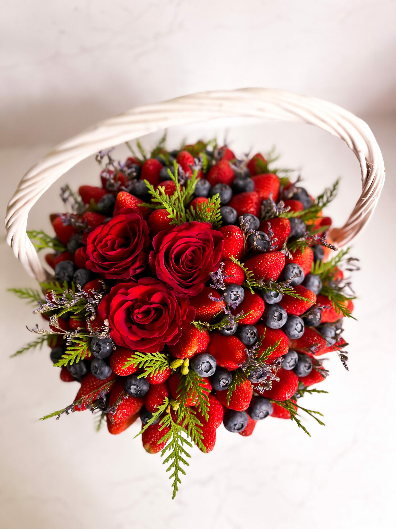 Букет Eat it bouquet "Клубничная корзинка", съедобные ингредиенты, 25см
