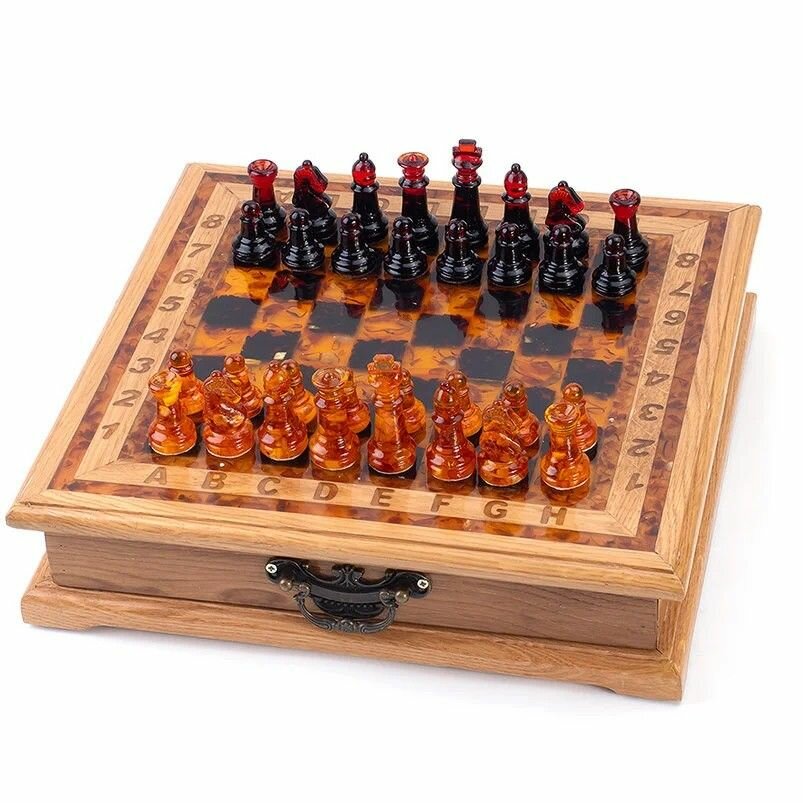 Шахматный ларец из дерева, украшенный натуральным янтарем с фигурами в комплекте