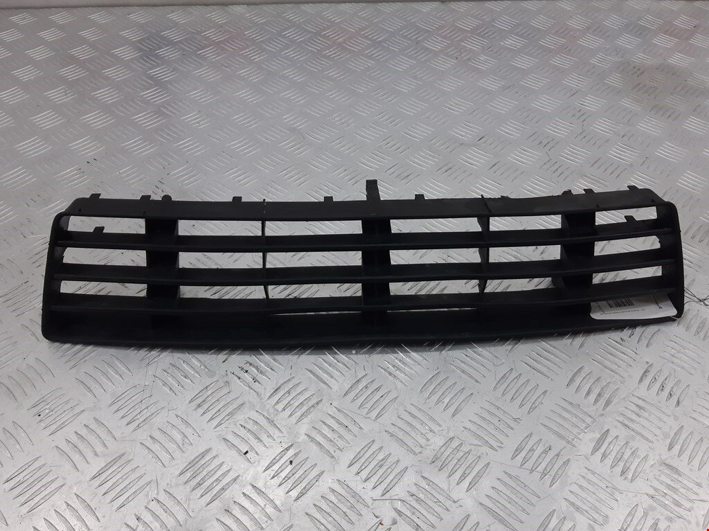 Решетка (заглушка) в бампер центральная Audi A6 C5 4B0807683F арт. 1614283