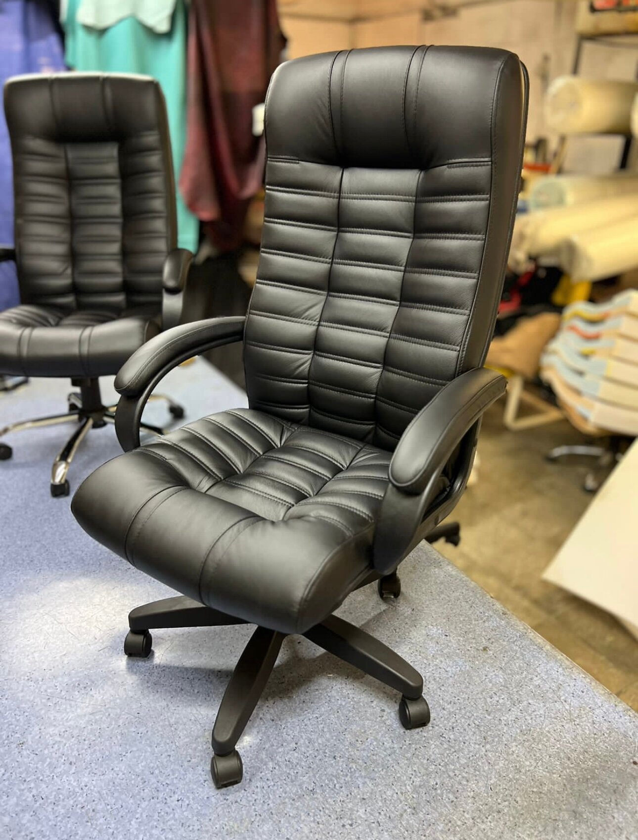 Кресло офисное Магазин Кресла Атлант МП, эко кожа, черное, газлифт, с подлокотниками