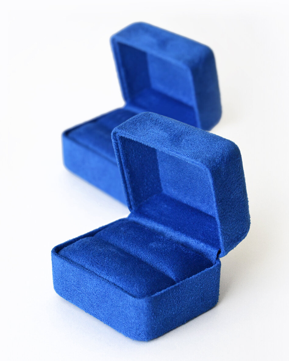Подарочная коробка для кольца, металлический корпус, обтянута искусственной замшей, премиум