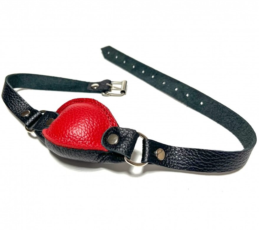 Кляп кожаный БДСМ Арсенал черно-красный диаметр 3.5 см с регулируемыми ремнями