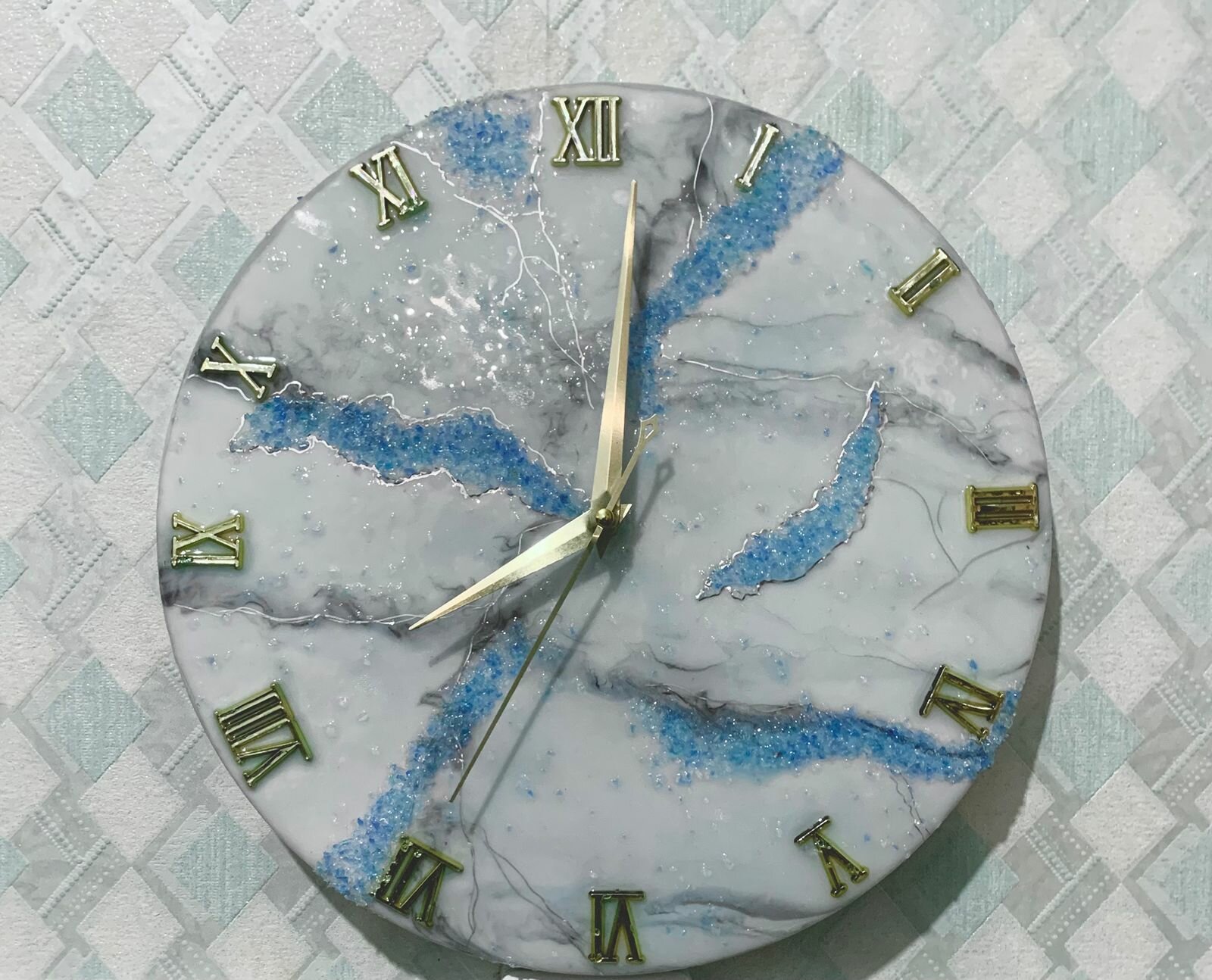 Нежные часы из эпоксидной смолы, с узором мраморных голубых волн батарейка АА В комплекте бесшумные