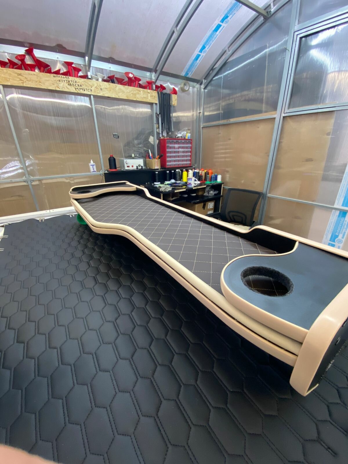 Столик с ящиком и подстаканниками Iveco Stralis Ивеко Стралис Узкая кабина Коричневая экокожа с Бежевой окантовкой