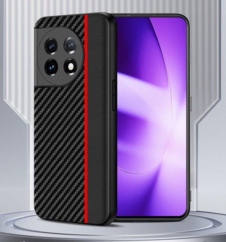 Чехол панель-бампер из пластика «под карбон» для OnePlus 11 с вставкой из кожи черная с красной полосой
