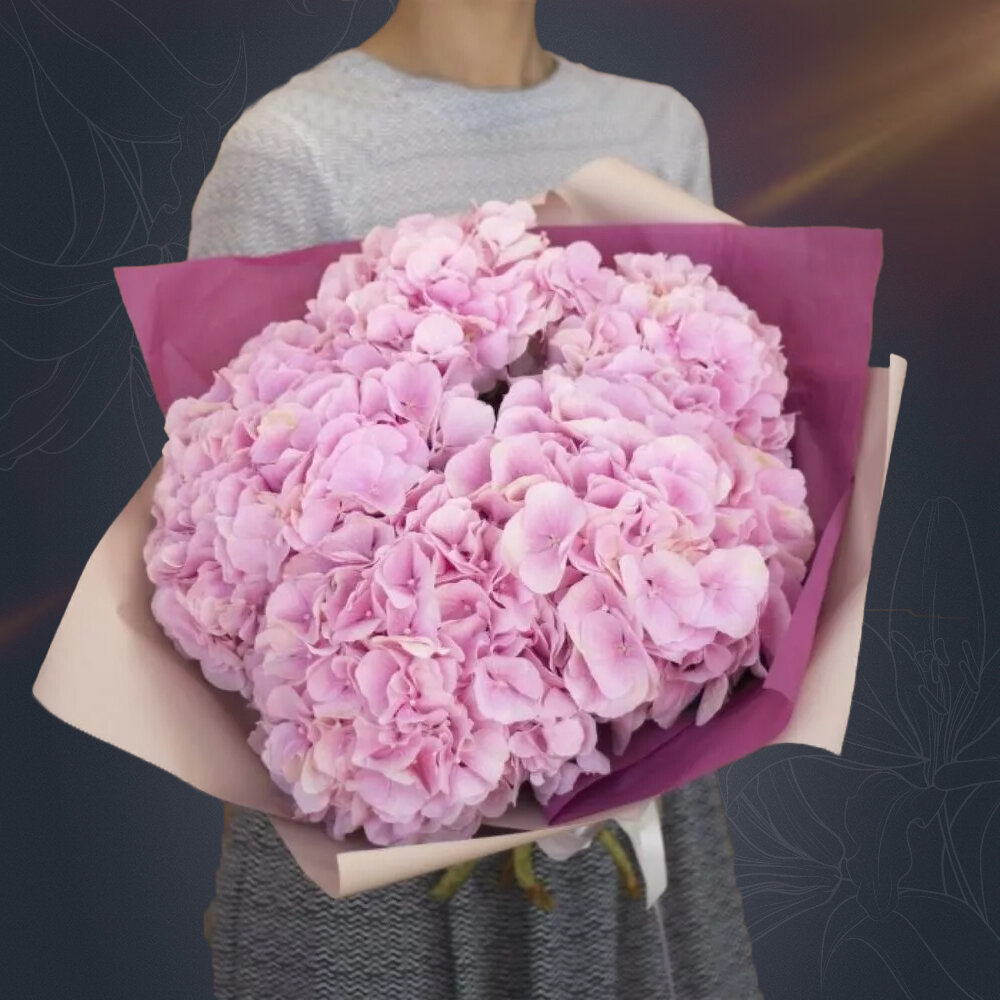 Классический букет из 7 розовых гортензий в корейской пленке от 2name Flowers