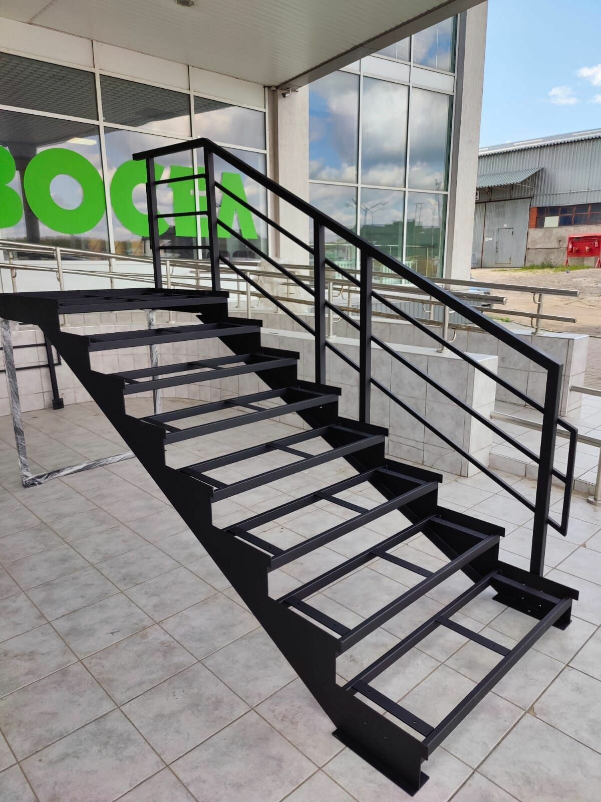 Лестница-крыльцо 8 ступеней с площадкой, без ДПК, ограждения справа. Ширина 1 м, высота 1.44 м.