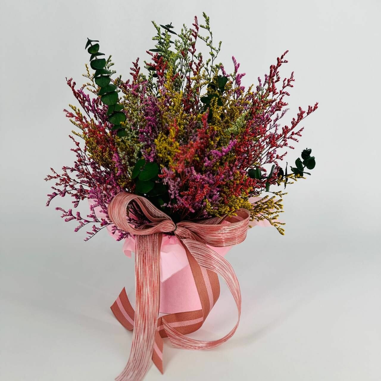 Букет из стабилизированных цветов , лимониум и эвкалипт