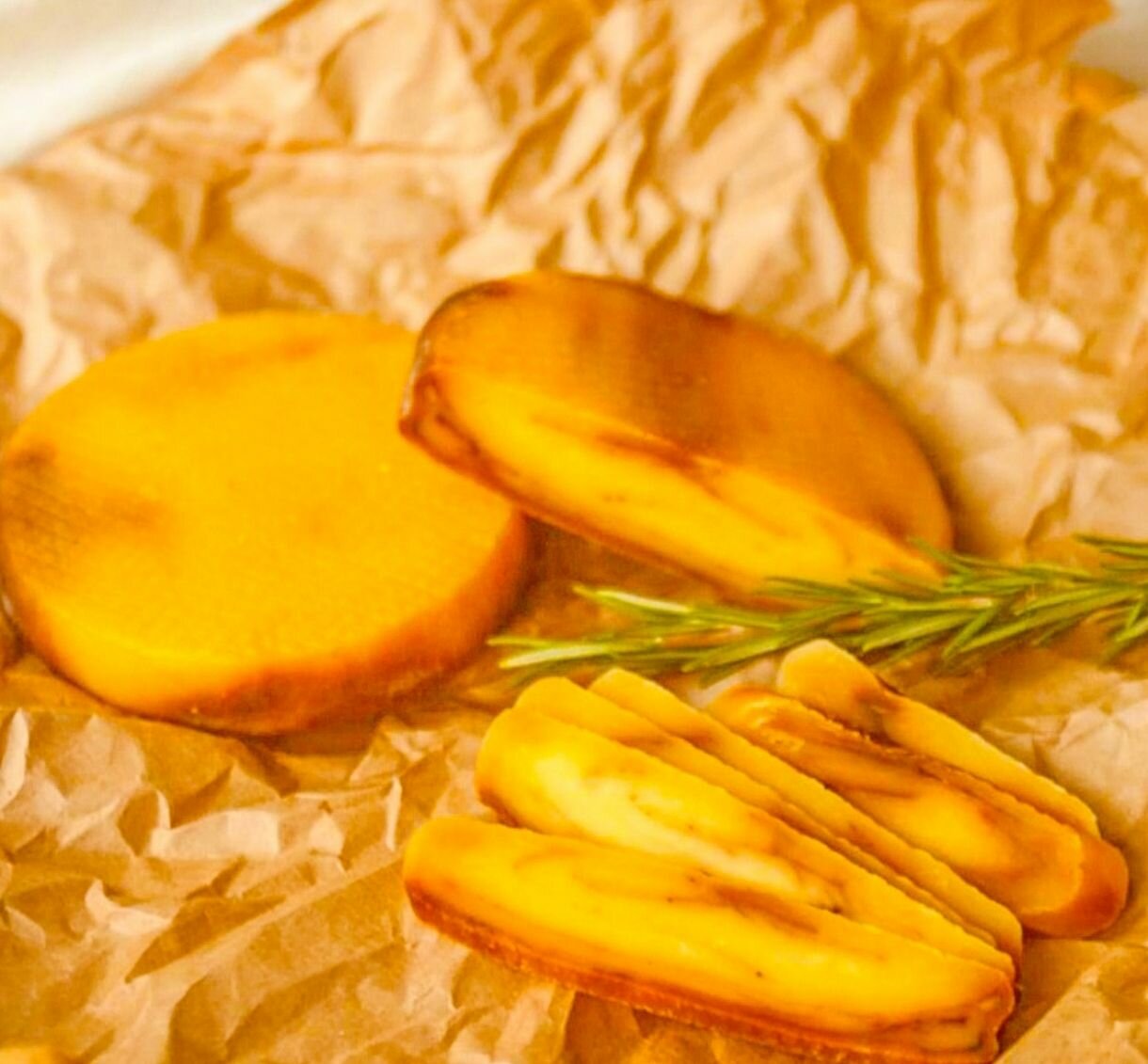 *Сулугуни с чёрным ферментированным чесноком* сыр ручной работы 1кг.