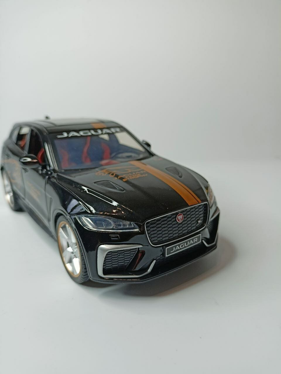 Коллекционная машинка игрушка металлическая JAGUAR F-PACE TROPHY для мальчиков масштабная модель 1:24 черная YZ