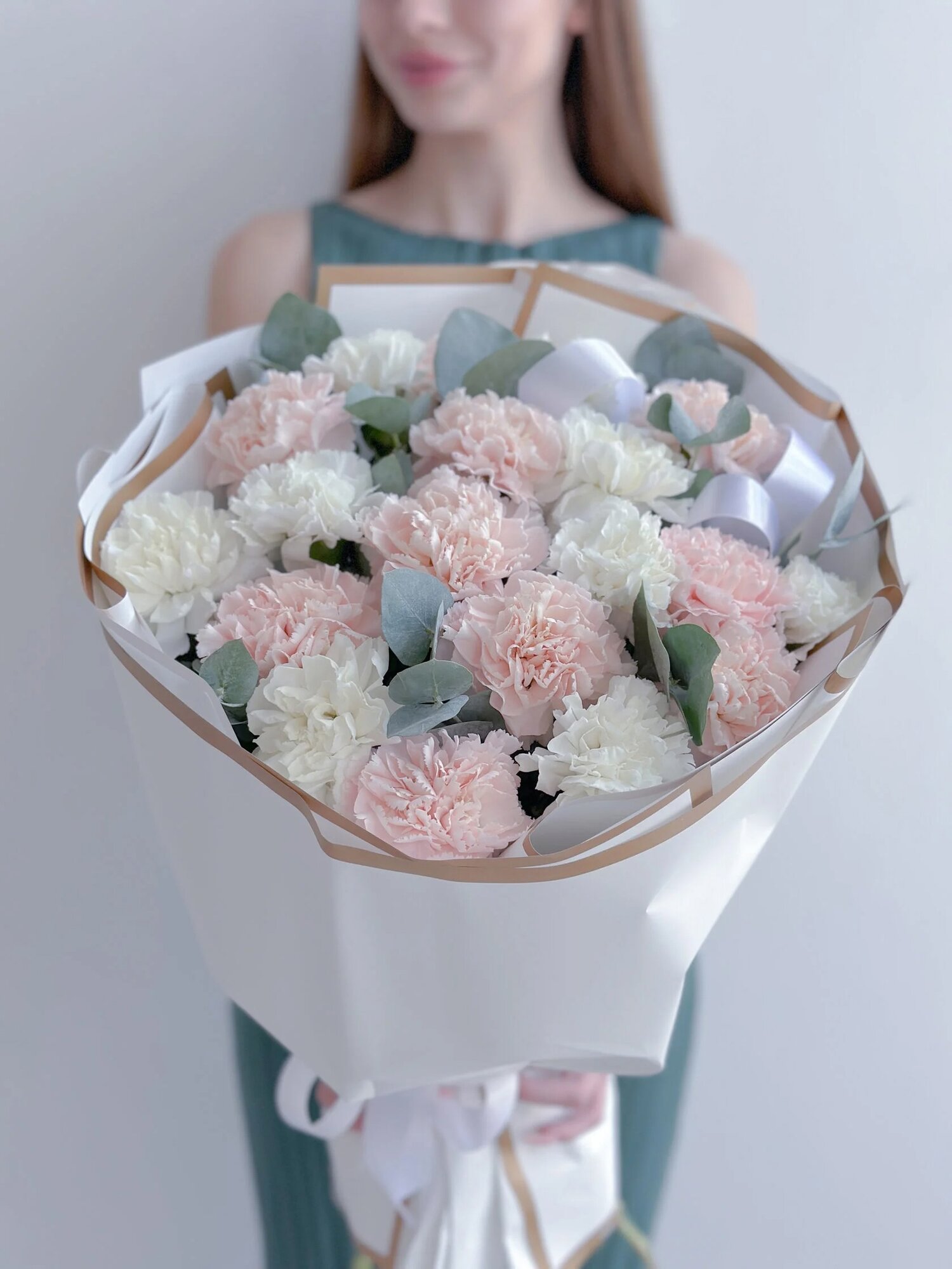 Букет микс из нежных махровых диантусов с ветками эвкалипта 25 шт. в подарочной упаковке от FlowersGo