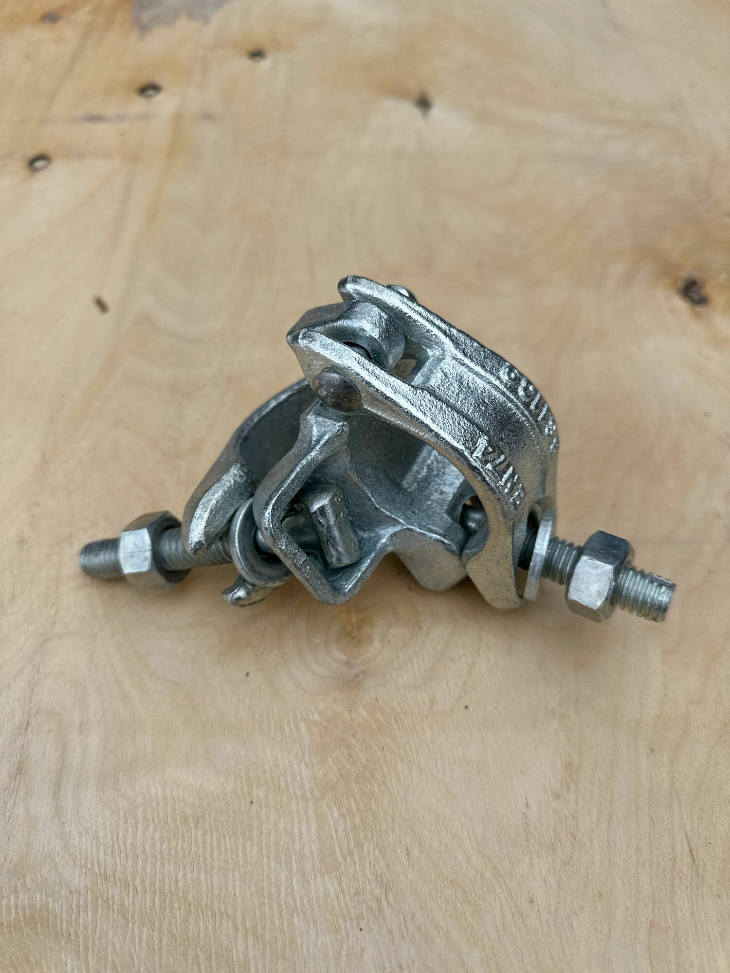 Хомут кованый оцинкованный строительный глухой не поворотный NORD 42*42