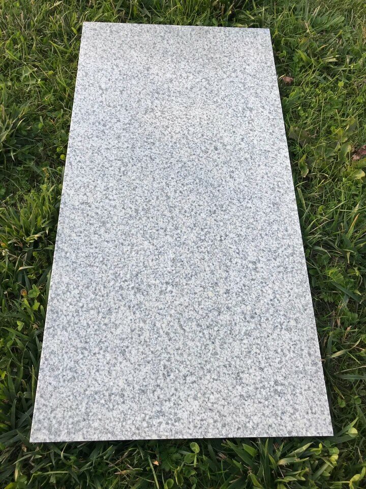 Гранитная плитка 600*300 на 30. Гранит Мансуровский термо, серый