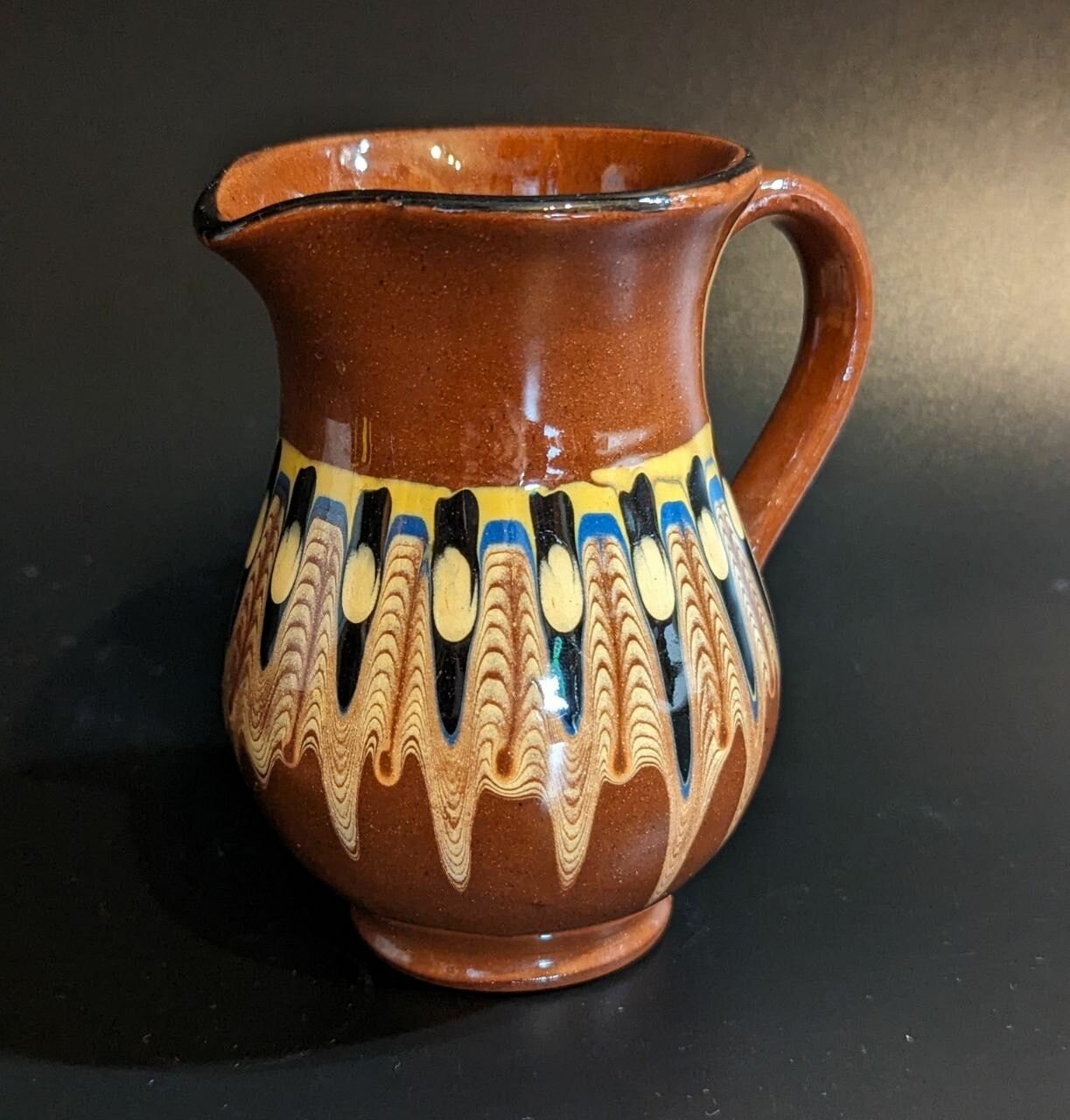 Кувшин/молочник с абстрактным декором, Болгарская керамика "Троянская шарка", цветные поливы. Болгария, 1970-1990 гг.