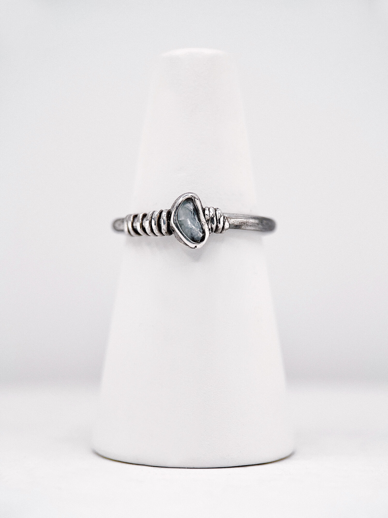 Кольцо тонкое, серебро, 925 проба, чернение, корунд