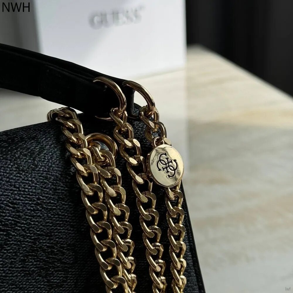 Женская сумка GUESS черная полиуретан размер 27x17 см коллекция весна-лето 2025 — фото 1