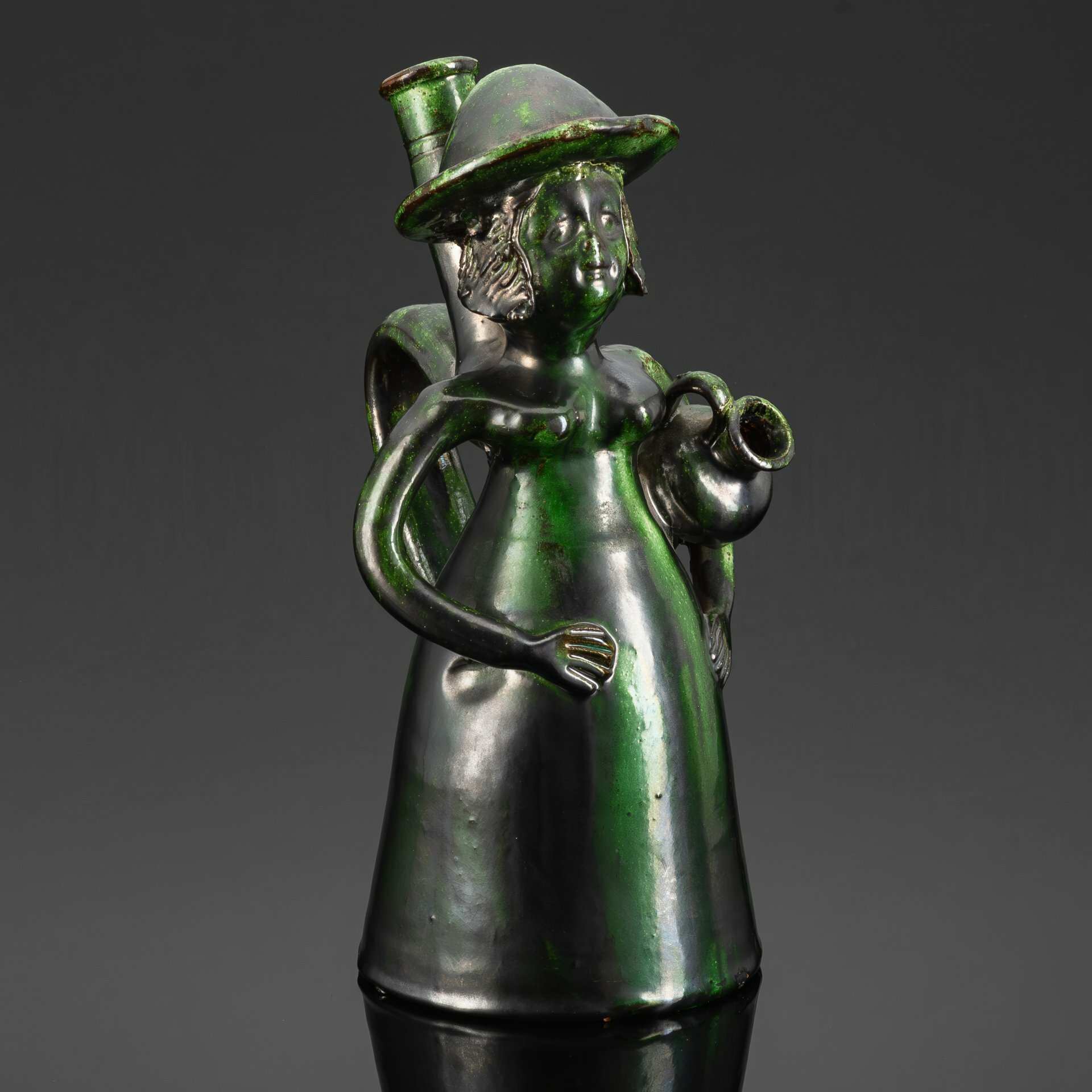 Бутылка (сосуд) "Девушка с кувшином", автор José Franco, керамика, поливы, Португалия