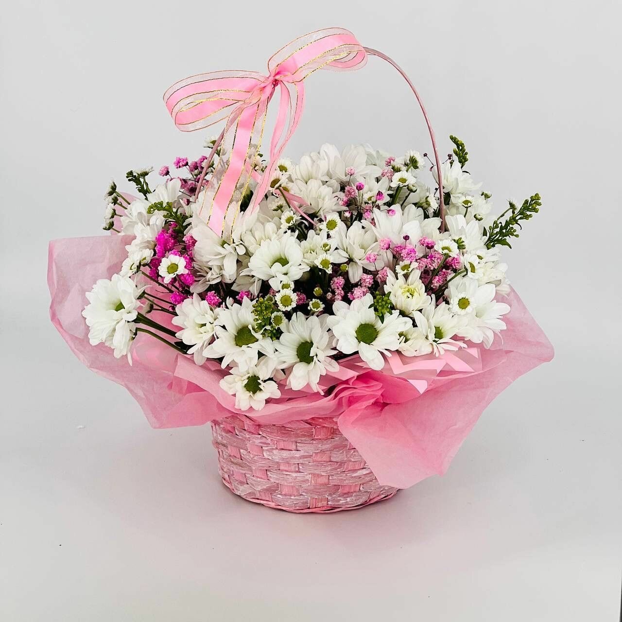 Букет ромашек в корзинке