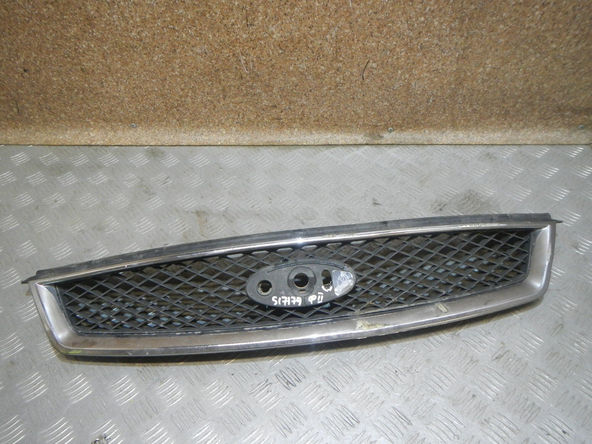 Б/У Решетка радиатора, Ford (Форд)-FOCUS 2 (05-08) FORD FOCUS 2 (05-08) Задиры, сломано крепление эмблемы, хром под заме...