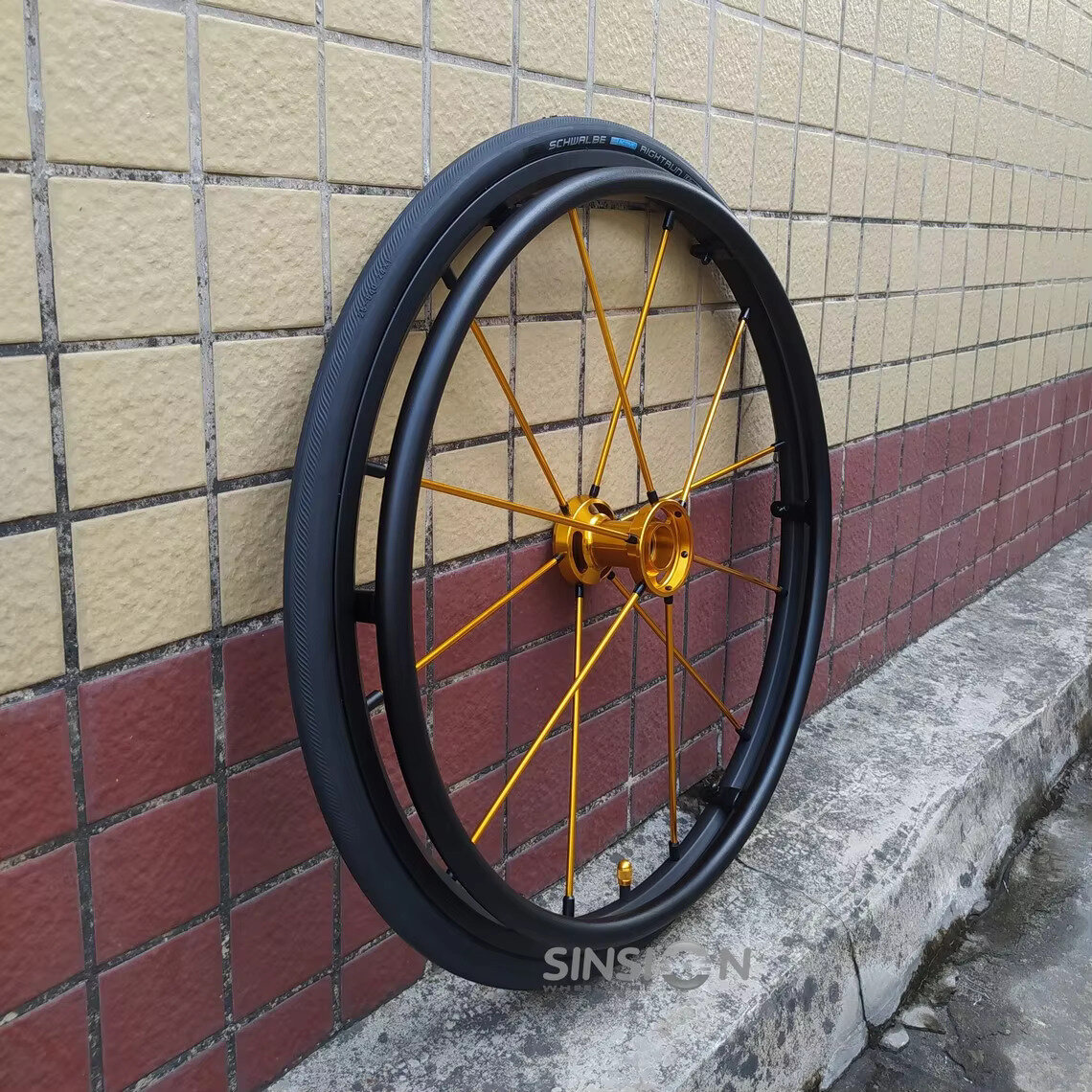 Комплект облегченных колес Spinergy style для инвалидных колясок, резина антипрокольная Schwalbe, под ось 12,7 мм, 24x1 (25-540) (2 шт.), золотой