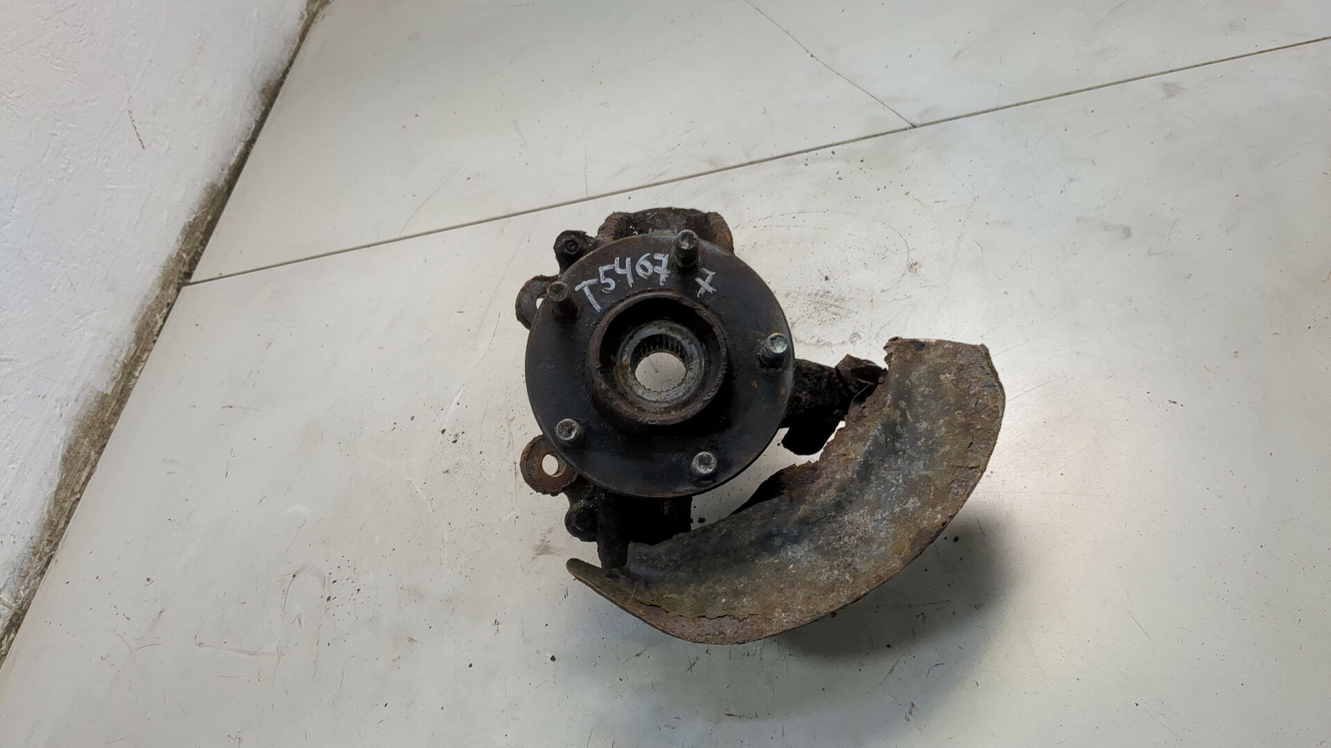 Ступица (кулак, цапфа) левая передняя Mazda 3 (BK) Б/У