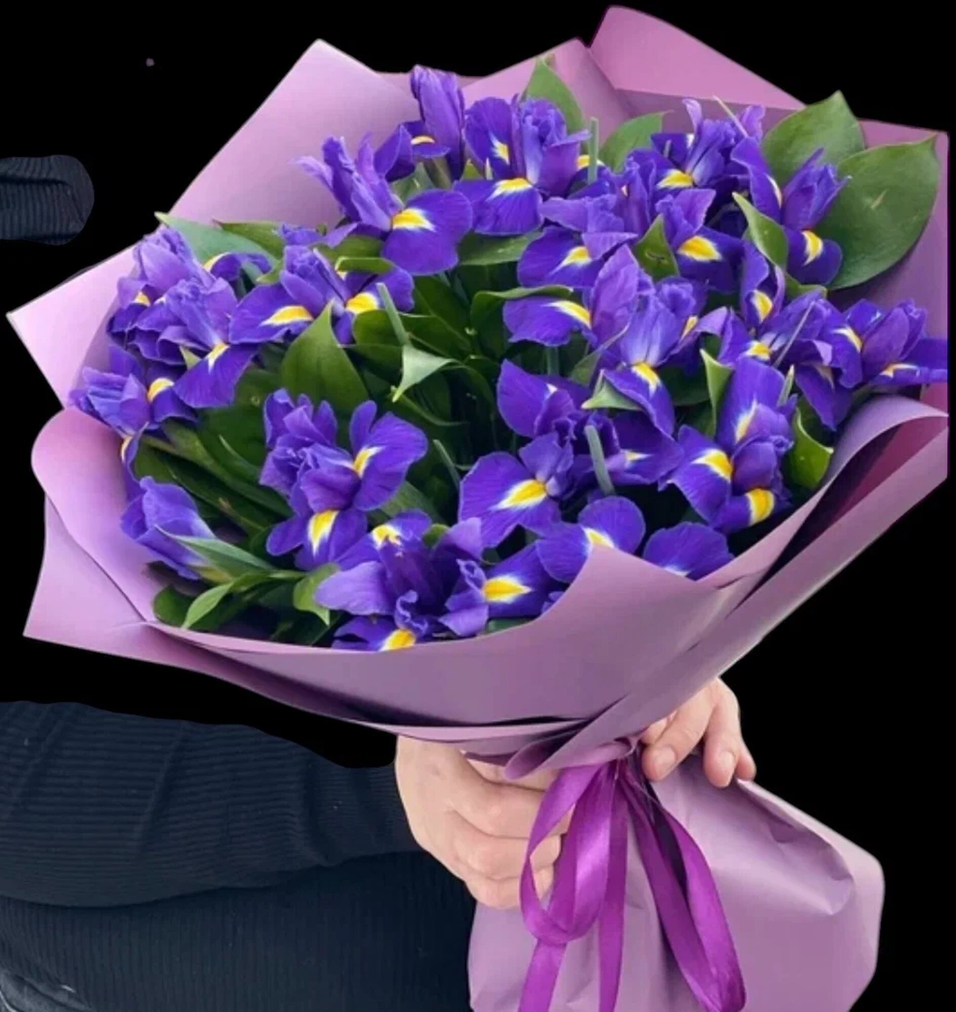 Монобукет, ирисы, на стеблях, оберточная бумага под ленту, цвет синий, 35 цветов